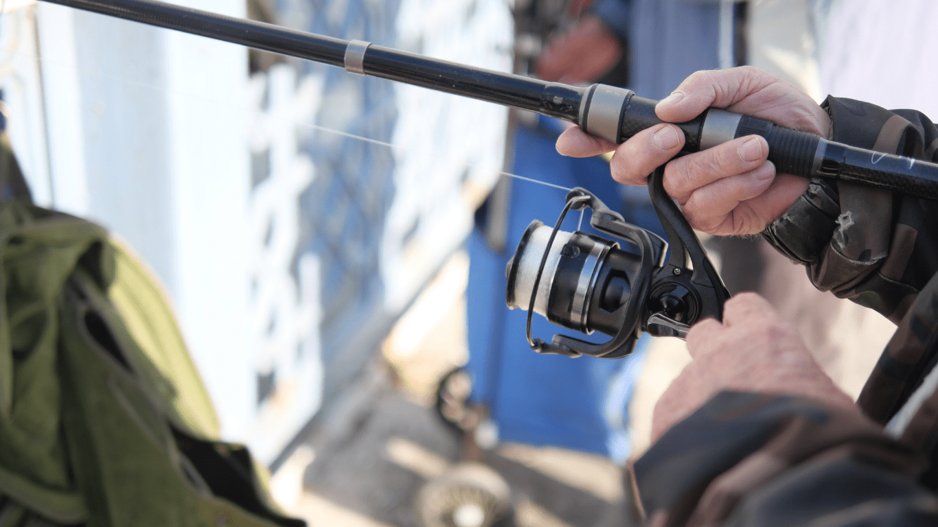 Baitcasting vs. Spinning Reels: Which One is Right for You? A Complete ...